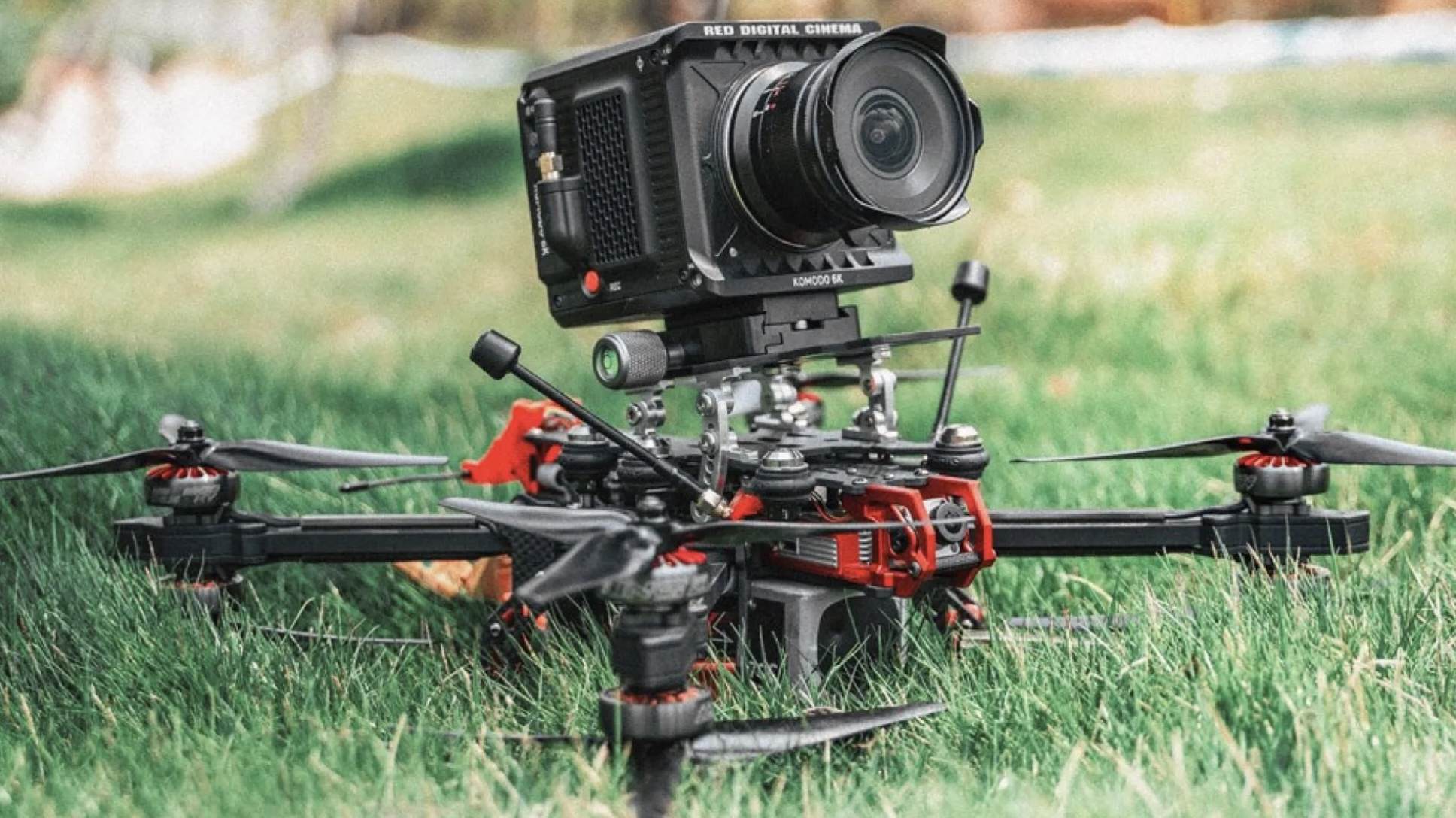 Red Notice Actions Scenes Were Filmed With An FPV Drone – DroneXL.co